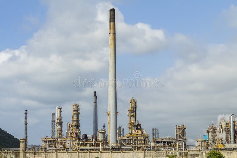 De Raffinaderij Van De Olie En Silo's Stock Foto - Afbeelding bestaande ...