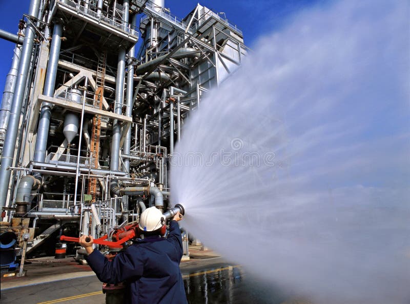 Un Idrante Spruzza Acqua Su Una Raffineria Di Carburante Fotografia ...
