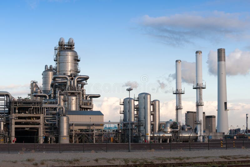 Raffineria di petrolio fotografia stock. Immagine di diossina - 18559766