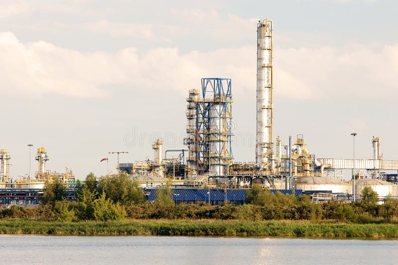 Raffinerie stockfoto. Bild von fabrik, industrie, destillieren - 20379544