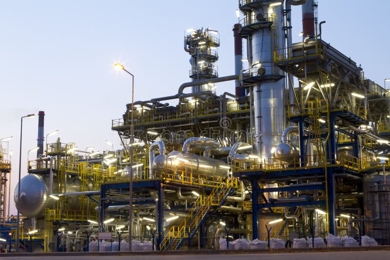 Raffinerie stockfoto. Bild von betrieb, schmieröl, brennerei - 27102626