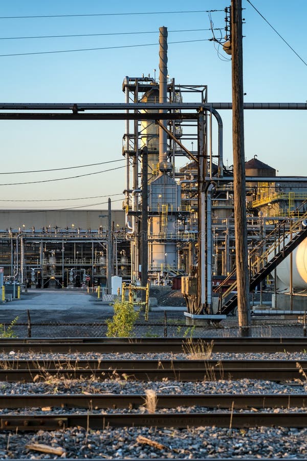 Raffinerie image stock. Image of chimie, catalytique - 51502643