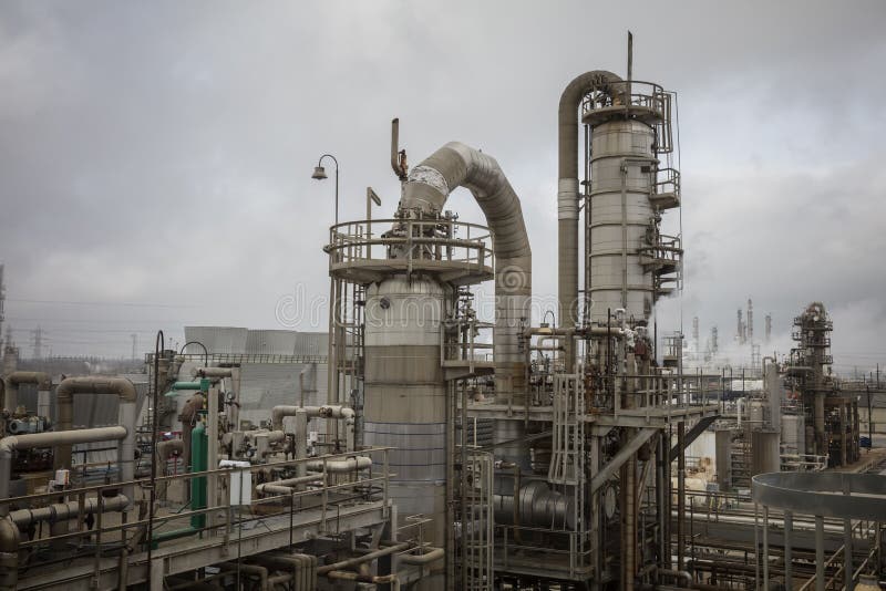Öl-Destillationsturm Mit Verschmutzung Stockfoto - Bild von produktion ...