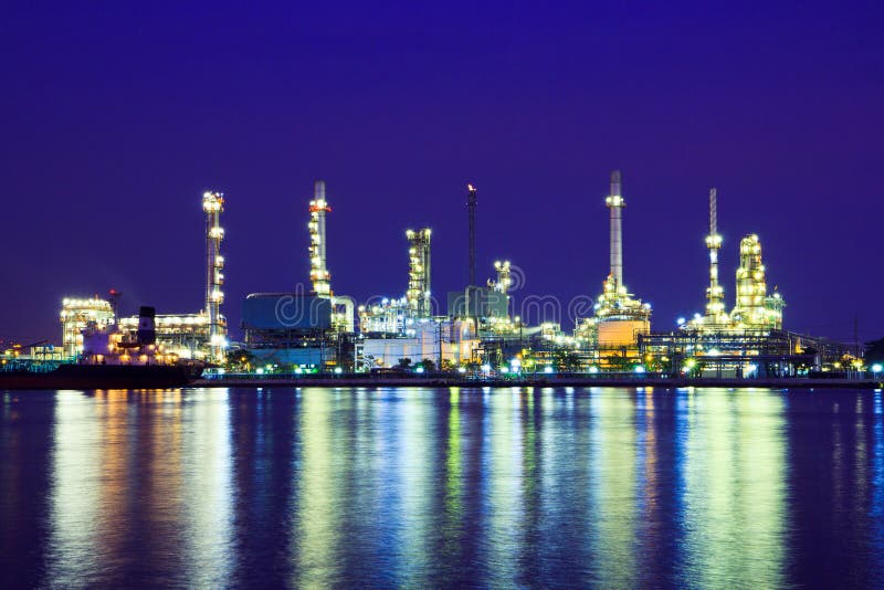 Rafineria ropy naftowej zdjęcie stock. Obraz złożonej z energia - 34942308