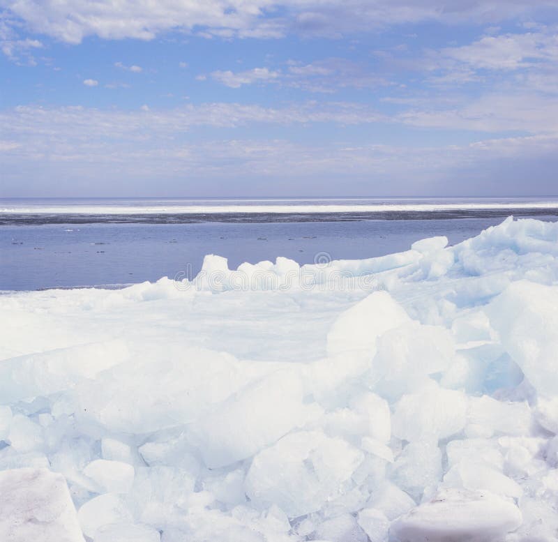 {Rafted-Ijsfenomenen - I.} stock foto. Image of wind - 31173422