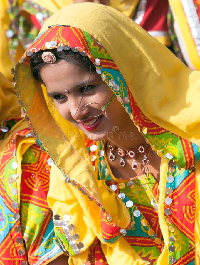 Ragazza in Abiti Etnici Colorati Immagine Stock Editoriale - Immagine ...