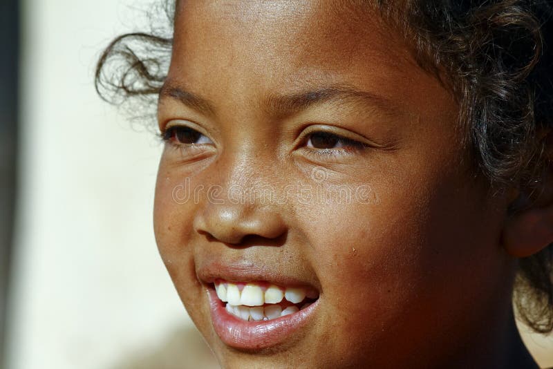 Ragazza Africana Povera Sorridente, Africa Fotografia Stock - Immagine ...