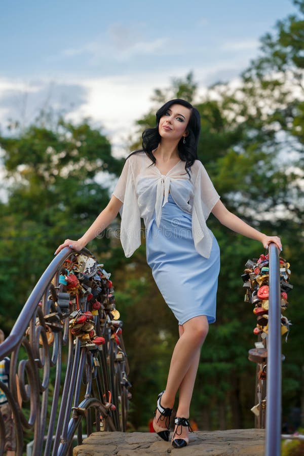 Ragazza Alla Moda Sul Ponte Immagine Stock - Immagine di classy, sfondo ...