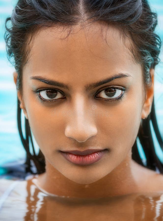 Ragazza Asiatica Indiana Sexy Della Donna Nella Piscina Immagine Stock Immagine Di Occhi
