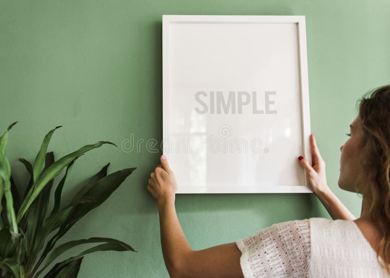 Ragazza Che Appende Una Struttura Su Una Parete Verde Immagine Stock ...