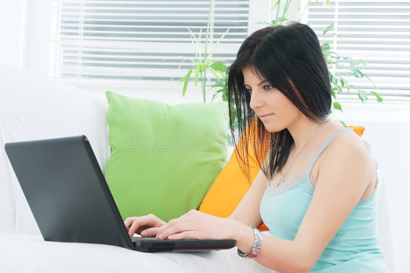 Ragazza Che Lavora Al Computer Portatile Immagine Stock - Immagine di ...