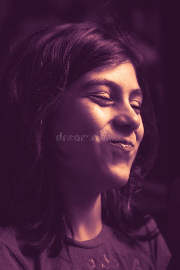 Ragazza Che Ride Con I Suoi Occhi Pieni E Chiusi Della Bocca Fotografia ...