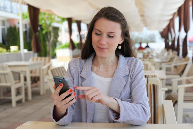 Ragazza Che Utilizza Smart Phone in Un Terrazzo Del Ristorante ...