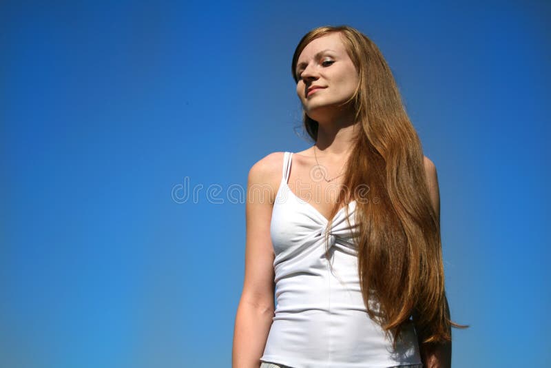 Ragazza Felice in Cima Ad Una Montagna Fotografia Stock - Immagine di ...