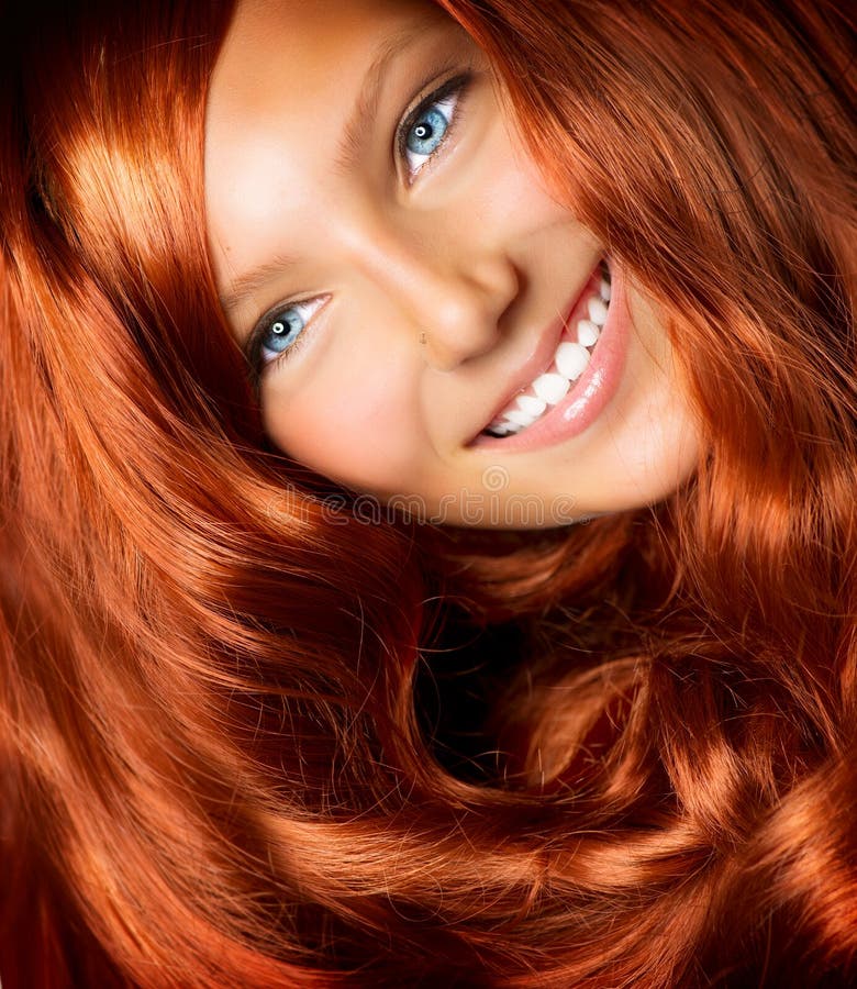 Ragazza Con Capelli Rossi Lunghi Immagine Stock - Immagine di ...