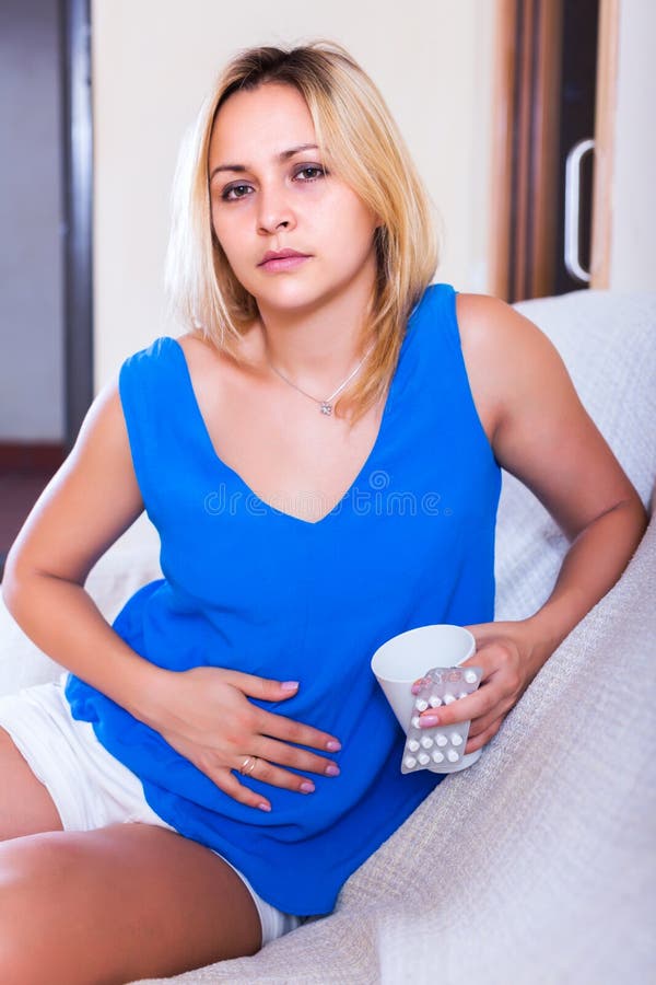 Ragazza Con I Dolori Addominali Immagine Stock - Immagine di faccia ...