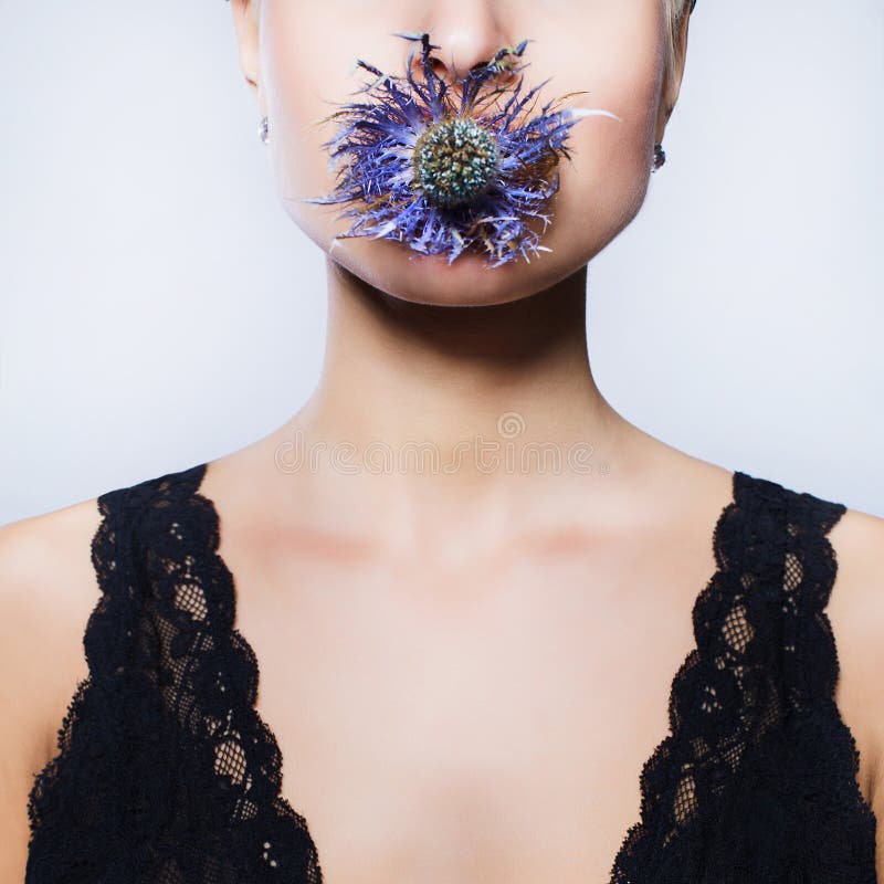 Ragazza Con Il Fiore in Bocca Fotografia Stock - Immagine di estate ...