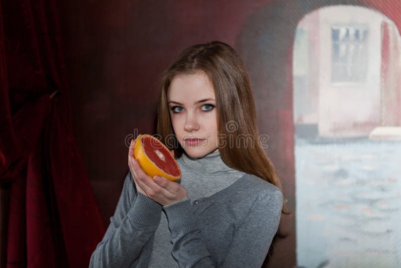 Ragazza Con Il Mezzo Pompelmo Fotografia Stock - Immagine di gioia ...