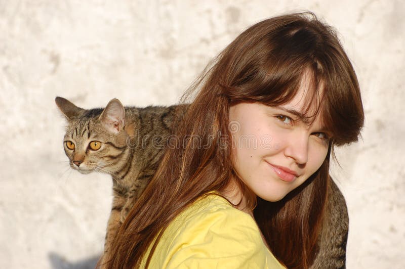 Ragazza con il suo gatto fotografia stock. Immagine di occhi - 24587642