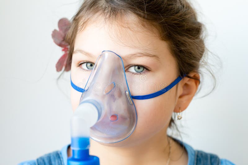 Ragazza Con L'inalatore Di Asma Fotografia Stock - Immagine di ...