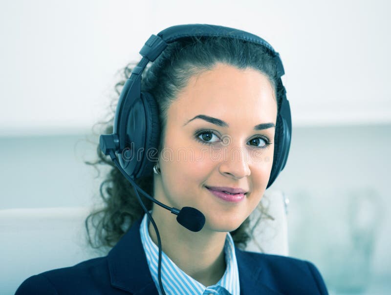 Ragazza Con La Cuffia Avricolare Ed Il Computer Portatile in Ufficio ...