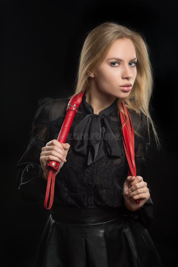 Ragazza Con La Frusta Di Cuoio Rossa Immagine Stock - Immagine di ...