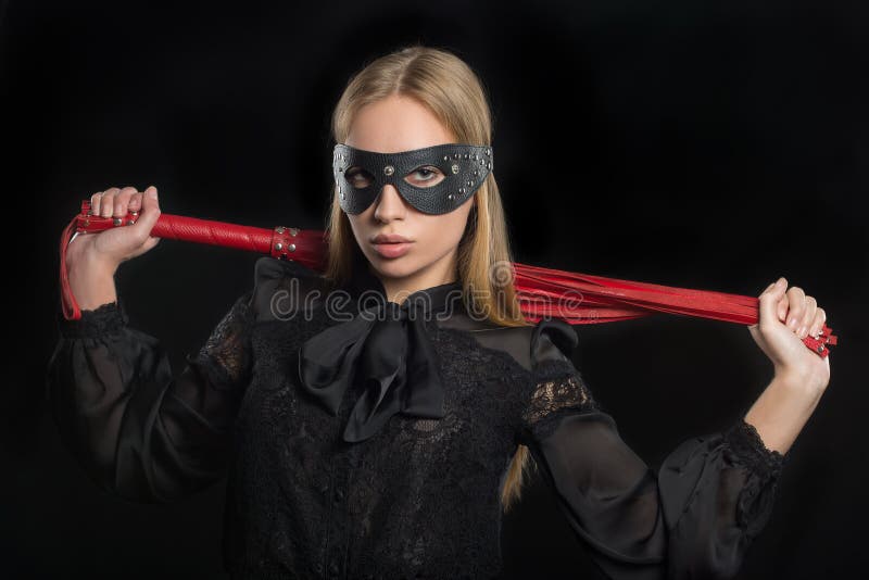 Ragazza Con La Frusta E La Maschera Di Cuoio Rosse BDSM Immagine Stock ...