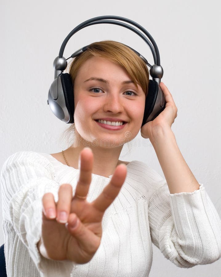 Ragazza con le cuffie fotografia stock. Immagine di melodia - 907566