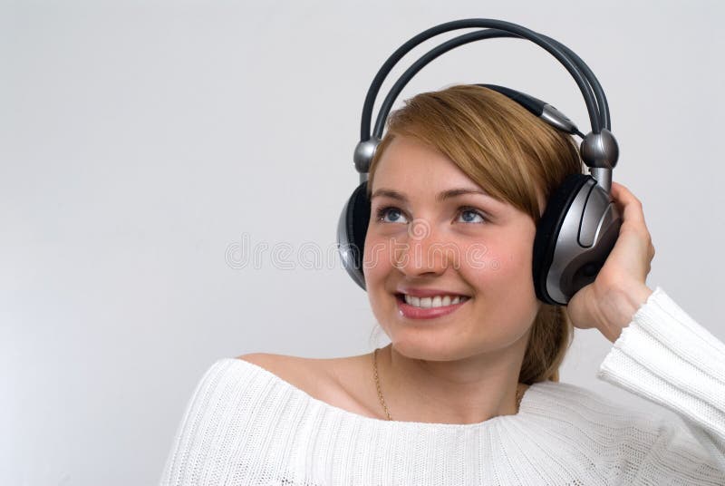 Ragazza con le cuffie fotografia stock. Immagine di anca - 907572