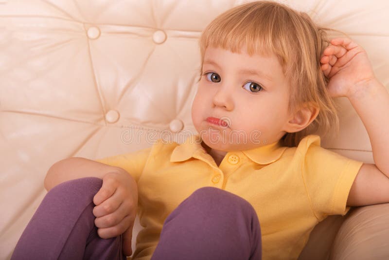 Ragazza Con Uno Sguardo Di Rancore Fotografia Stock - Immagine di ...