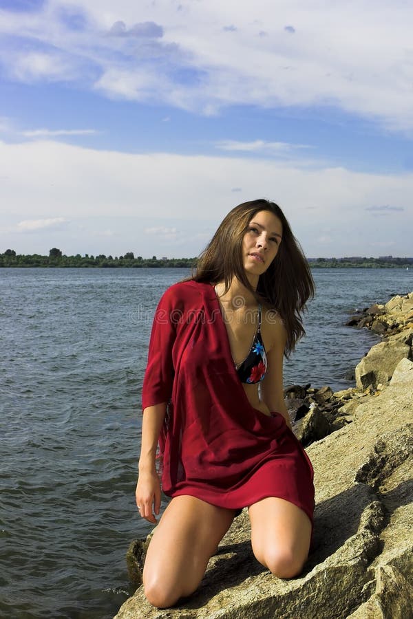 Ragazza in Un Costume Da Bagno Sul Mare Fotografia Stock - Immagine di ... Ragazza in Un Costume Da Bagno Sul Mare Fotografia Stock - Immagine di ...
