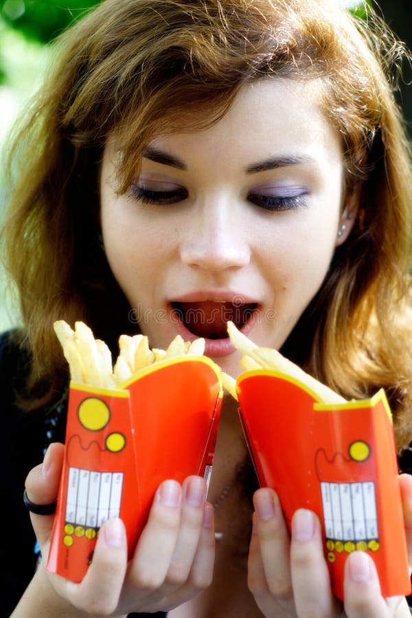 Ragazza Con Patatine Fritte Fotografia Stock - Immagine di ristorante ...