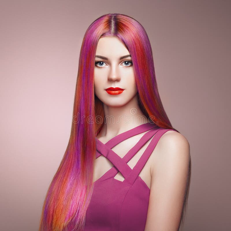 Ragazza Del Modello Di Moda Di Bellezza Con Capelli Tinti Variopinti ...