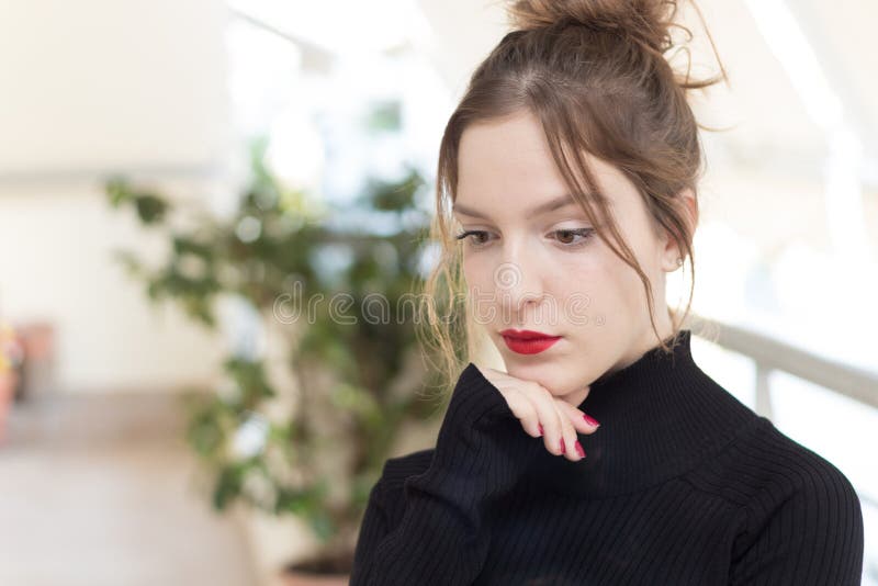 Ragazza Dell'adolescente, 16 Anni Stile Di Capelli Di Updo Fotografia ...