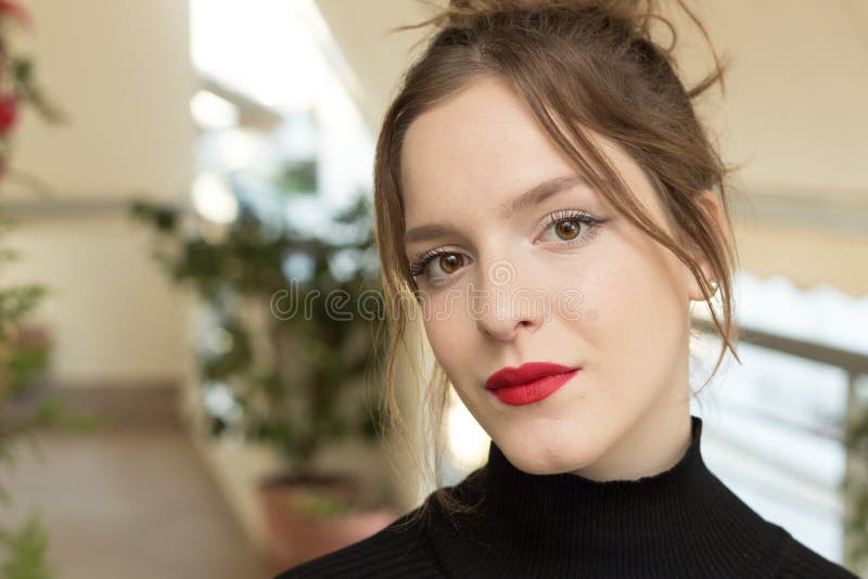 Ragazza Dell'adolescente, 16 Anni Stile Di Capelli Di Updo, Fronte ...