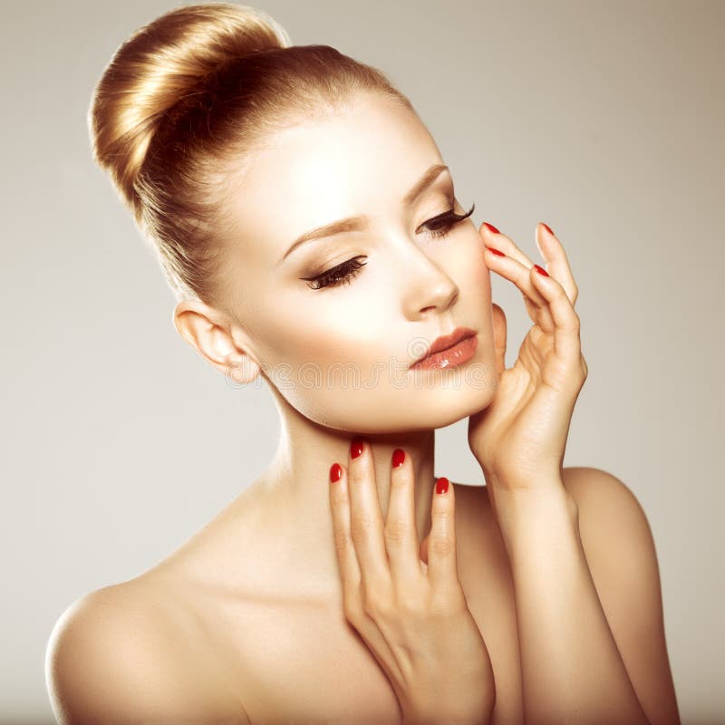 Ragazza Di Bellezza Bella Giovane Donna Modello Alla Moda Con La S ...