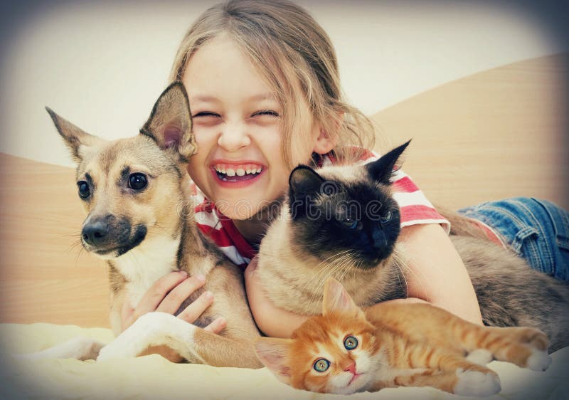 Ragazza Ed Animali Domestici Di Risata Immagine Stock - Immagine di ...