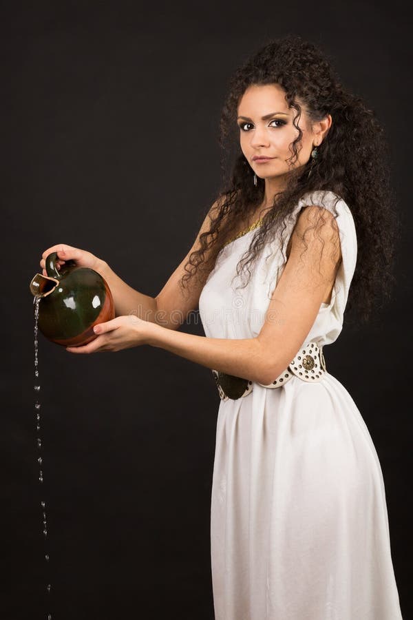 Ragazza Greca Con La Brocca Immagine Stock - Immagine di acqua ...
