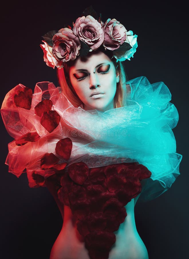 Ragazza magica con le rose fotografia stock. Immagine di riccio - 60573780