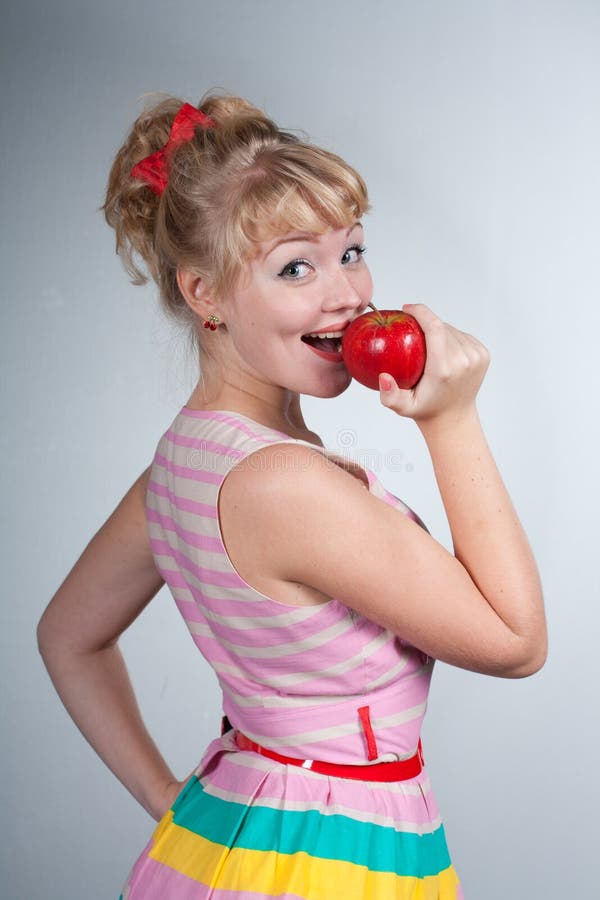 Ragazza Pin-in Su Con La Mela Fotografia Stock - Immagine di sorridere ...