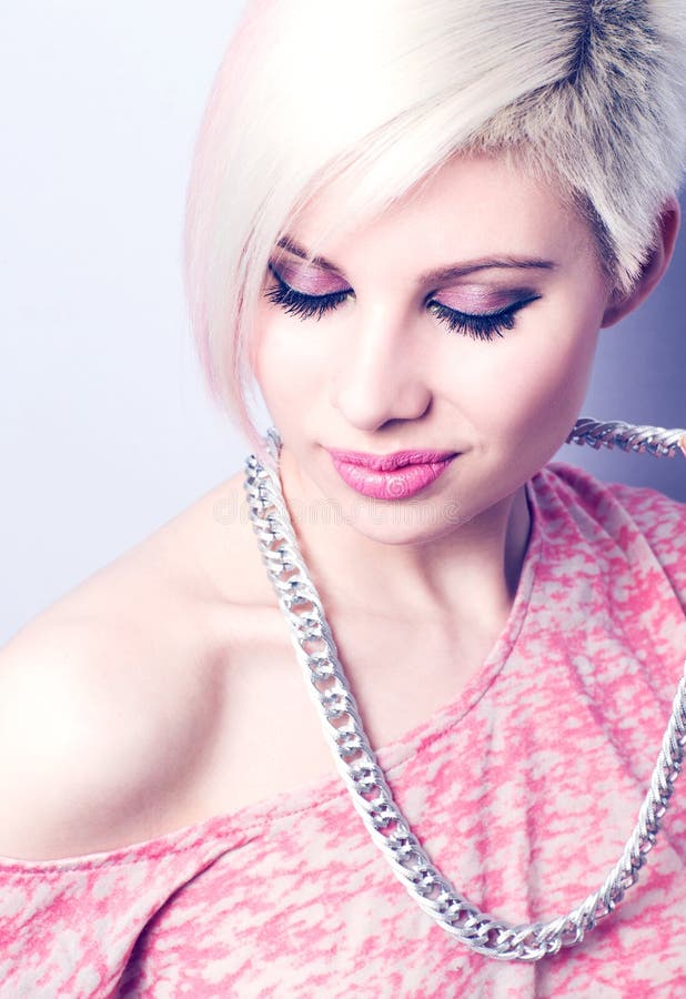 Ragazza rosa di modo fotografia stock. Immagine di carino - 30434354