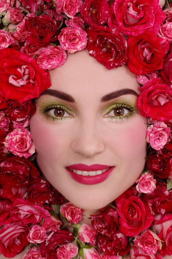 Ragazza tra rose rosa immagine stock. Immagine di armonia - 8738469