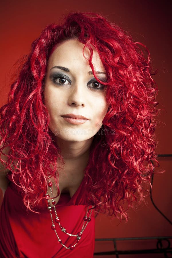 Ragazza Rossa Riccia Dei Capelli Immagine Stock - Immagine di giovane ...