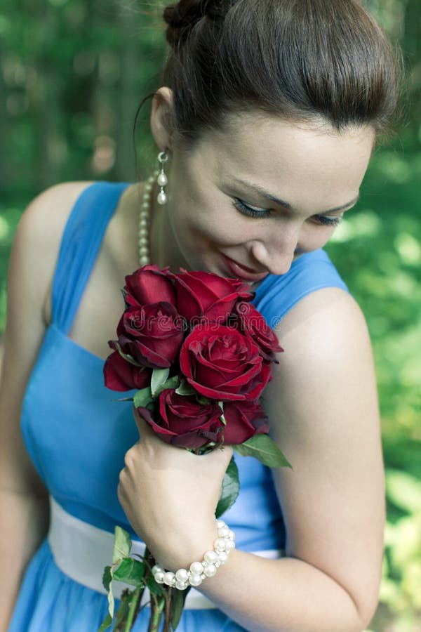 Ragazza Sorridente Con Il Mazzo Delle Rose Rosse Fotografia Stock ...