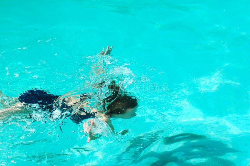 Ragazza sotto acqua fotografia stock. Immagine di vestito - 3428930