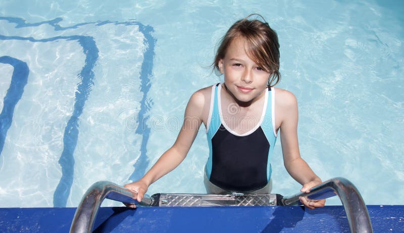 Ragazza Su Una Scaletta Che Entra in Piscina Immagine Stock - Immagine ...
