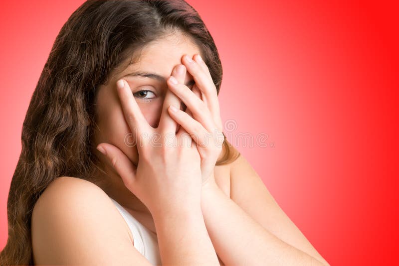Ragazza Timida Che Nasconde Il Suo Fronte Fotografia Stock - Immagine ...