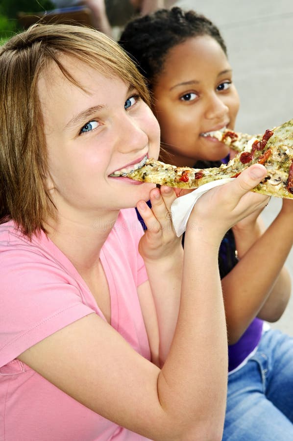Bambini che mangiano pizza fotografia stock. Immagine di ragazze - 31249618