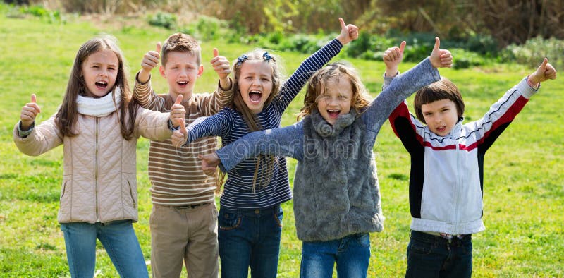 Ragazze E Ragazzi Della Scuola Elementare Che Spendono Insieme Tempo ...