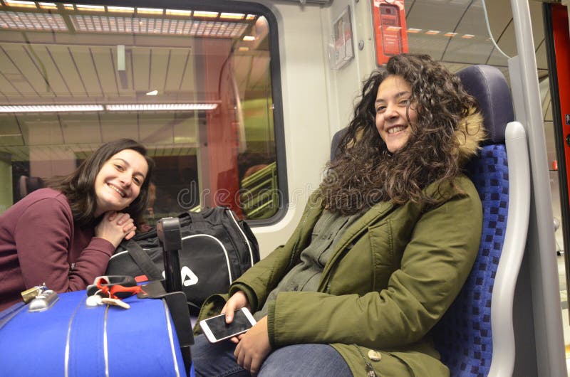 Ragazze Su Un Treno Immagine. Immagine: 82895284 Ragazze Su Un Treno Immagine. Immagine: 82895284